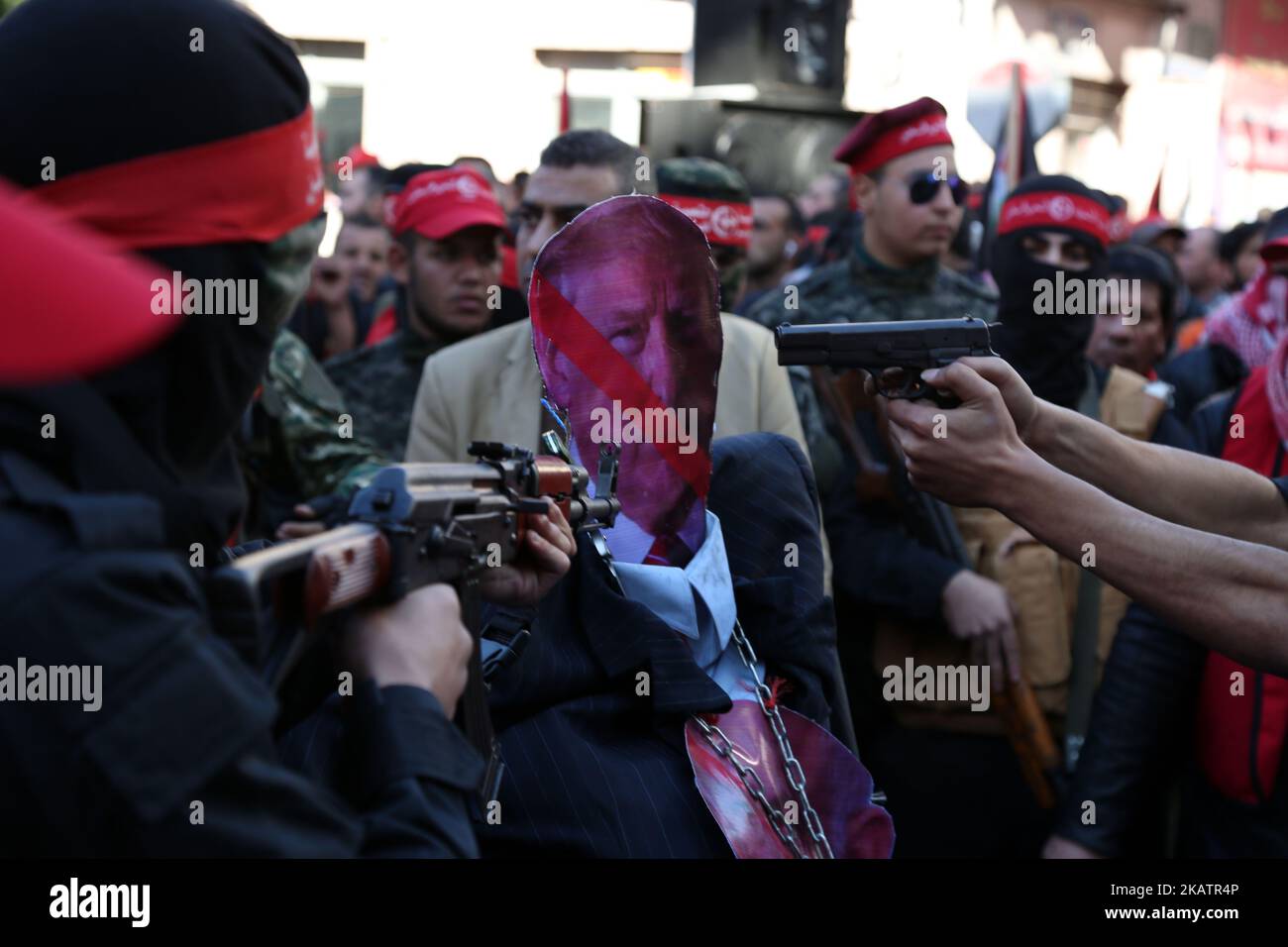 Maskierte palästinensische Schützen der Volksfront zur Befreiung ...