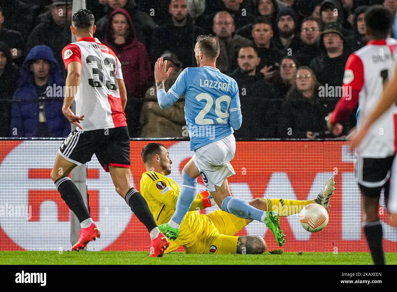 Rotterdam - Feyenoord-Torwart Justin Bijlow, Manuel Lazzari von Lazio Roma während des Spiels ...