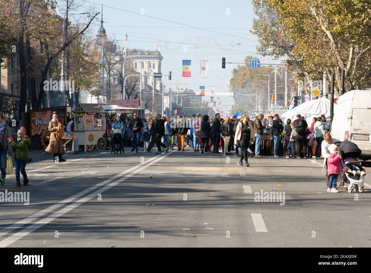 Chisinau, Moldawien - 15. Oktober 2022: Am City Day spazieren die ...