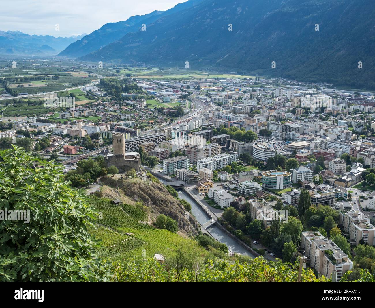 Blick über die Stadt Martigny im Rhonetal, Wallis, Schweiz ...