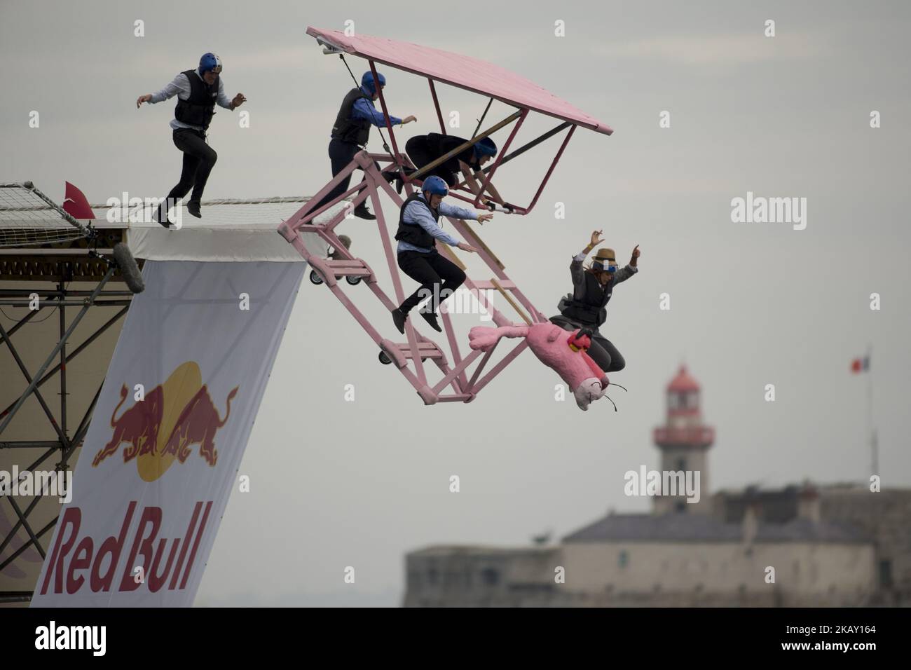 Das Siegerteam der Pink Panther beim Sprung beim Red Bull Flugtag 2018 ...