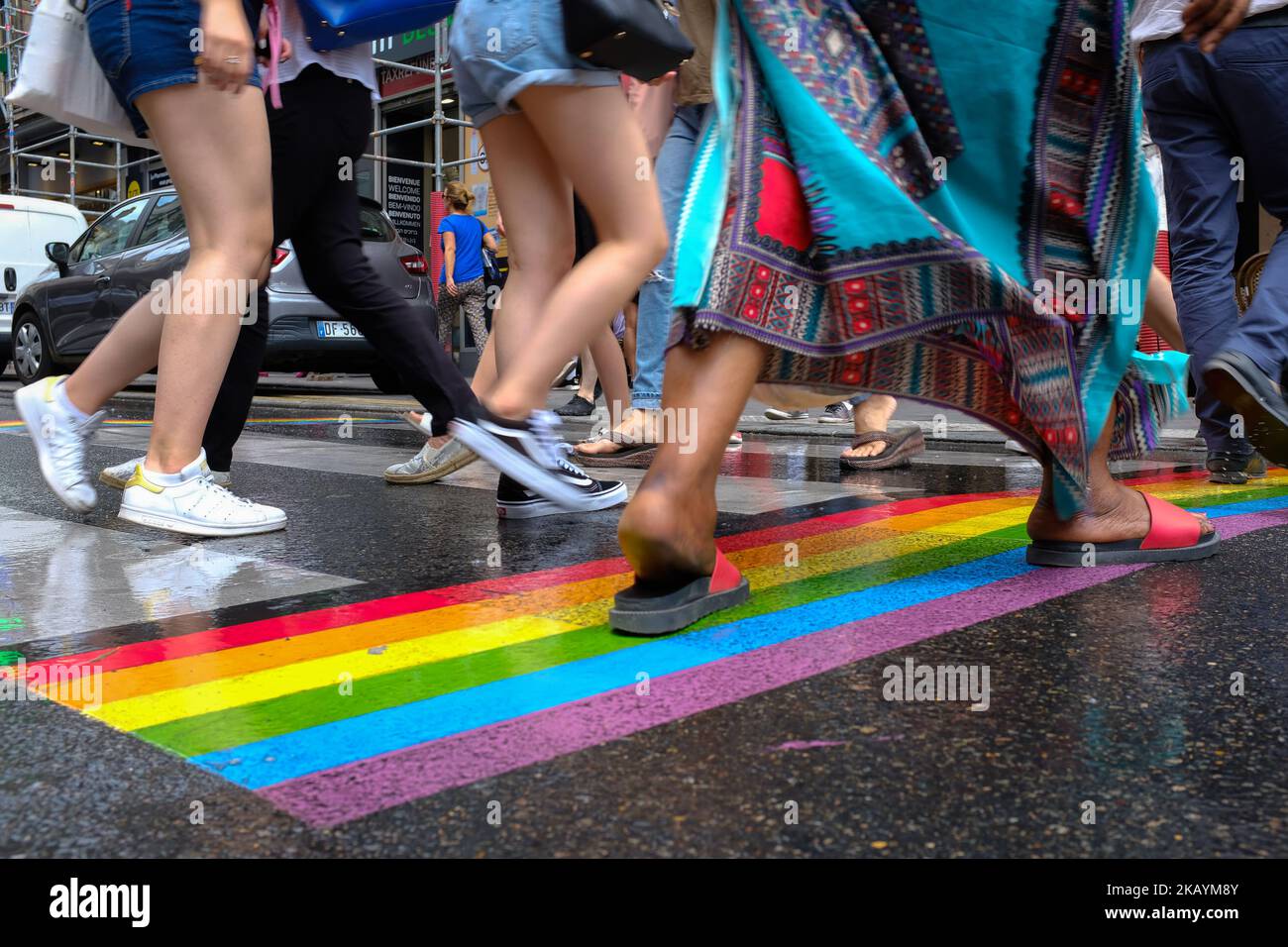 Kürzlich werden Fußgängerübergänge, die mit den bunten Farben der LGBT ...