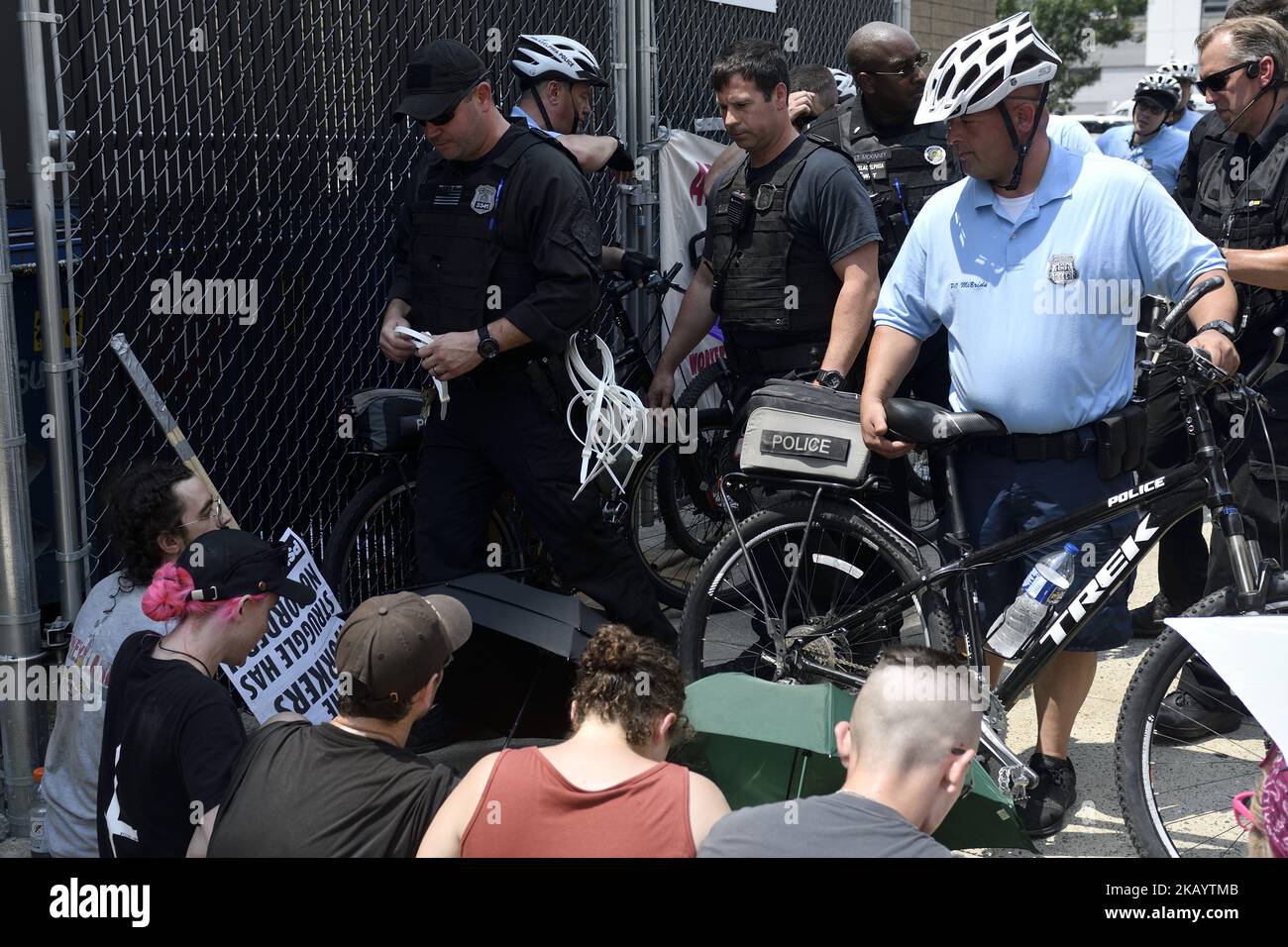 Die Polizei räumt Protestierenden am 3. Juli 2018 die Blockierung des ...
