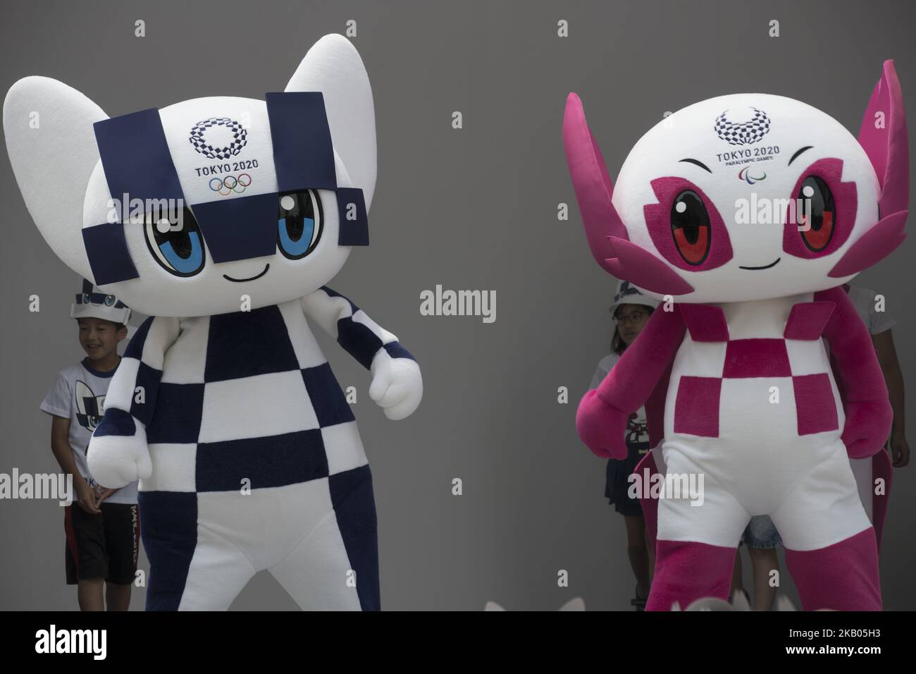 â € œMIRAITOWAâ € (L), ein Maskottchen der Olympischen Spiele 2020 in ...