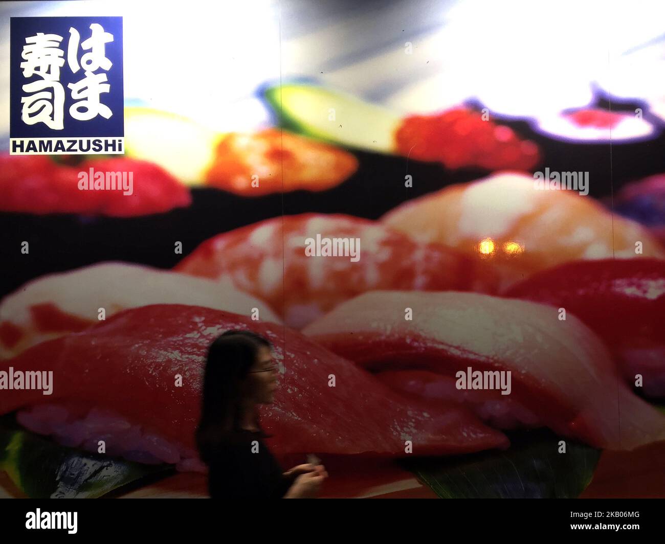 Der humanoide Roboter Pepper wird in einer Sushi-Filiale von Hamazushi ...