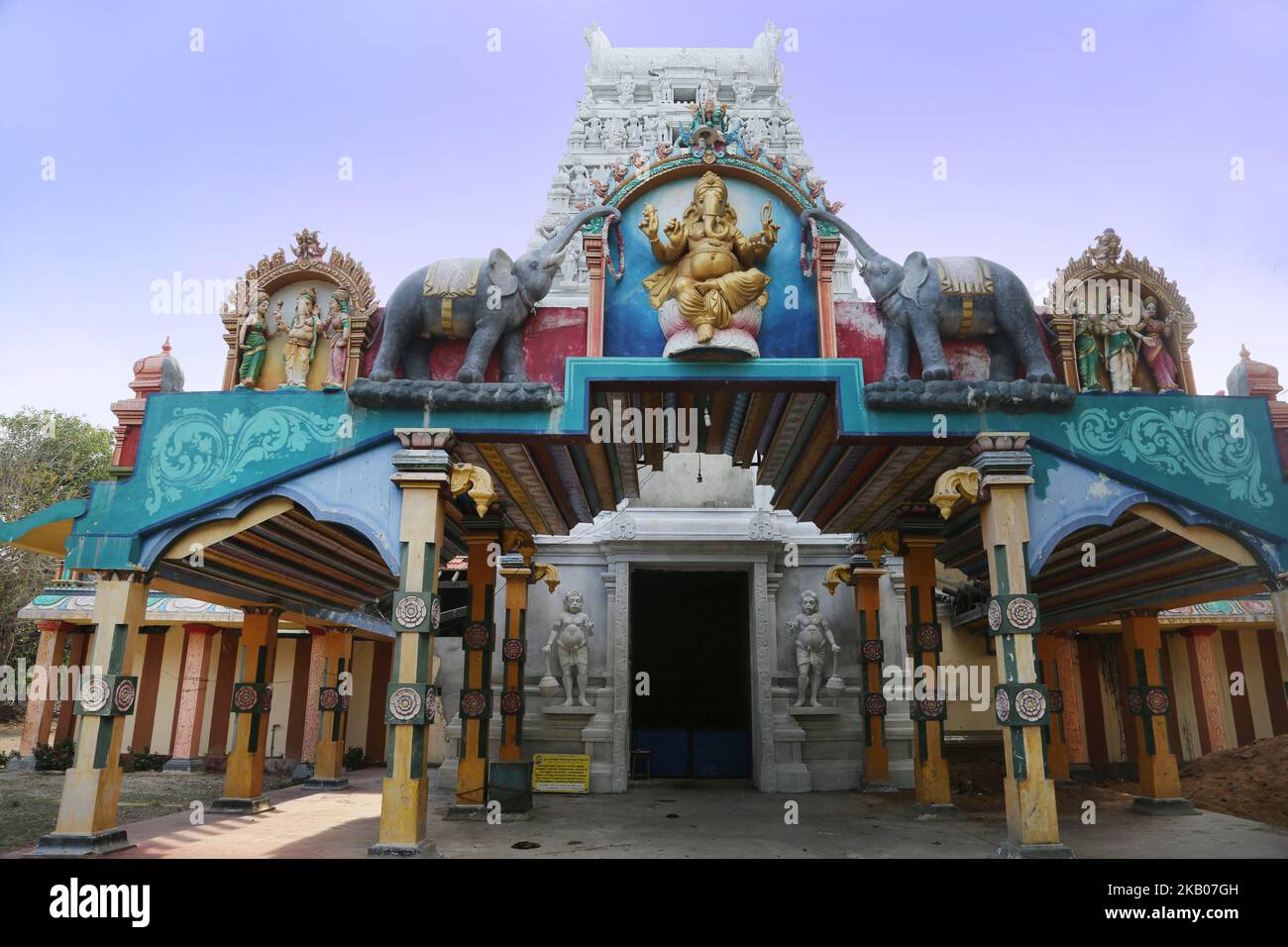 Komplizierte Figuren hinduistischer Gottheiten schmücken den Sri ...
