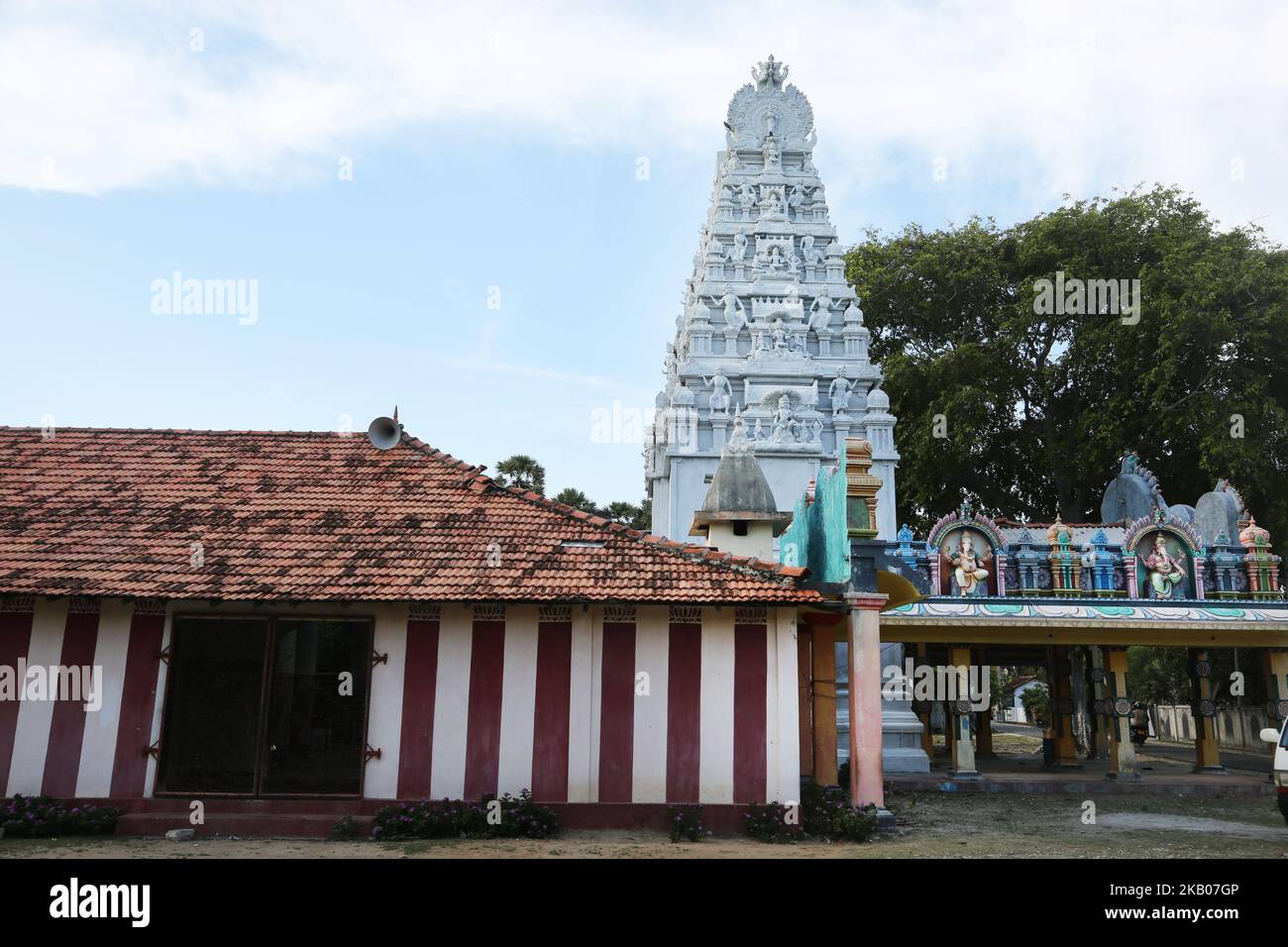 Komplizierte Figuren hinduistischer Gottheiten schmücken den Sri ...