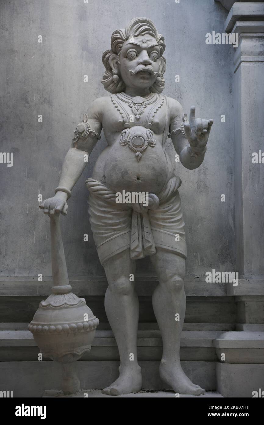 Komplizierte Figuren hinduistischer Gottheiten schmücken den Sri ...