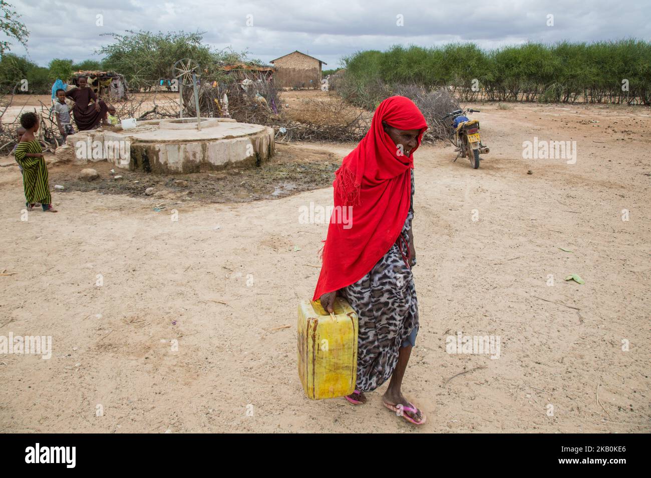 MANDERA, Kenia, 20. August 2018 - eine ältere Kenianerin geht zu einem ...