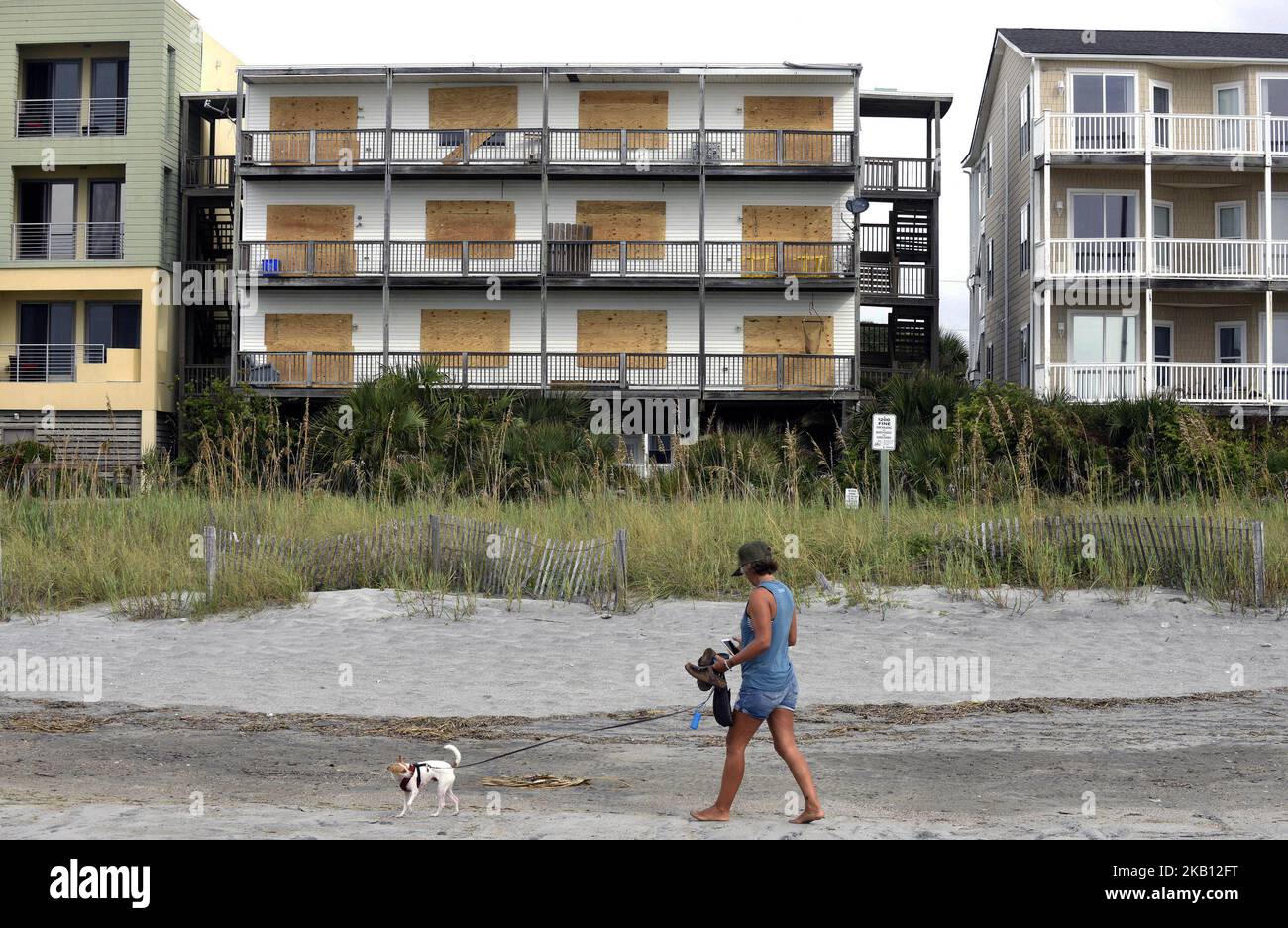 Eine Frau geht am 13. September 2018 in Folly Beach, South Carolina ...
