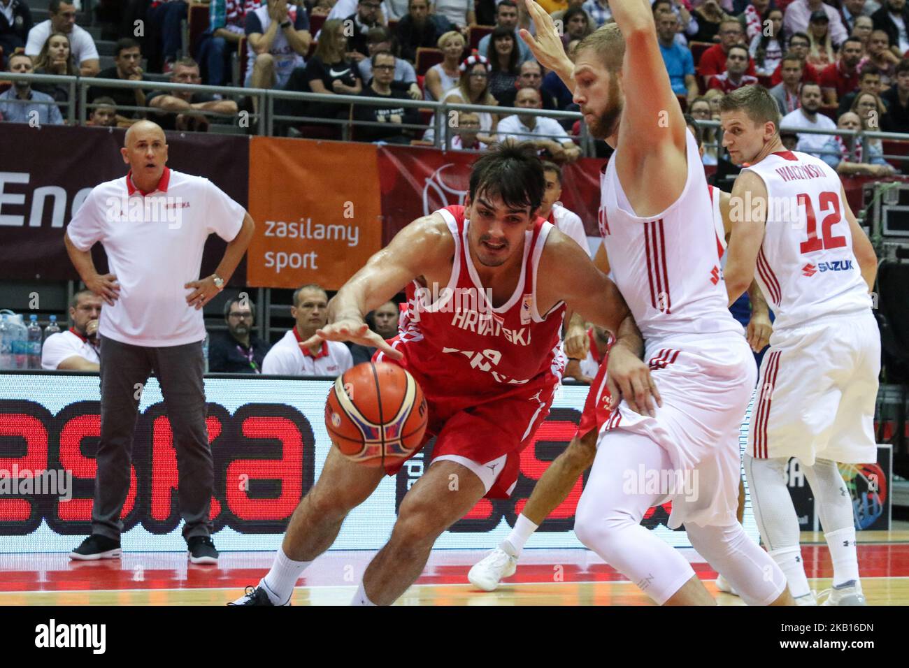 Dario Saric (9) aus Kroatien im Kampf gegen Michal Sokolowski (3) aus ...