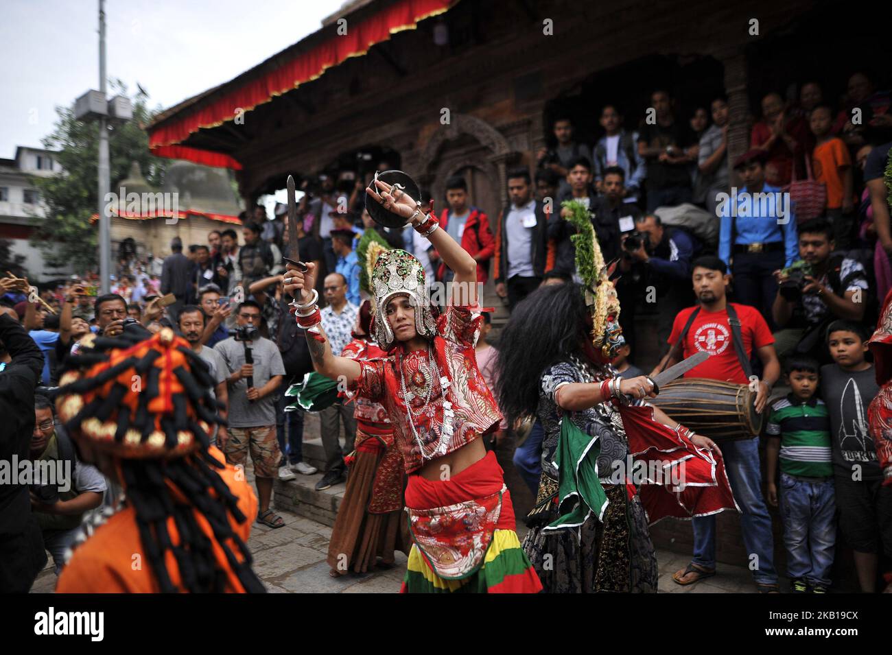 Maskentänzer verkörpern Gott und Göttin, die am ersten Tag des Indra ...