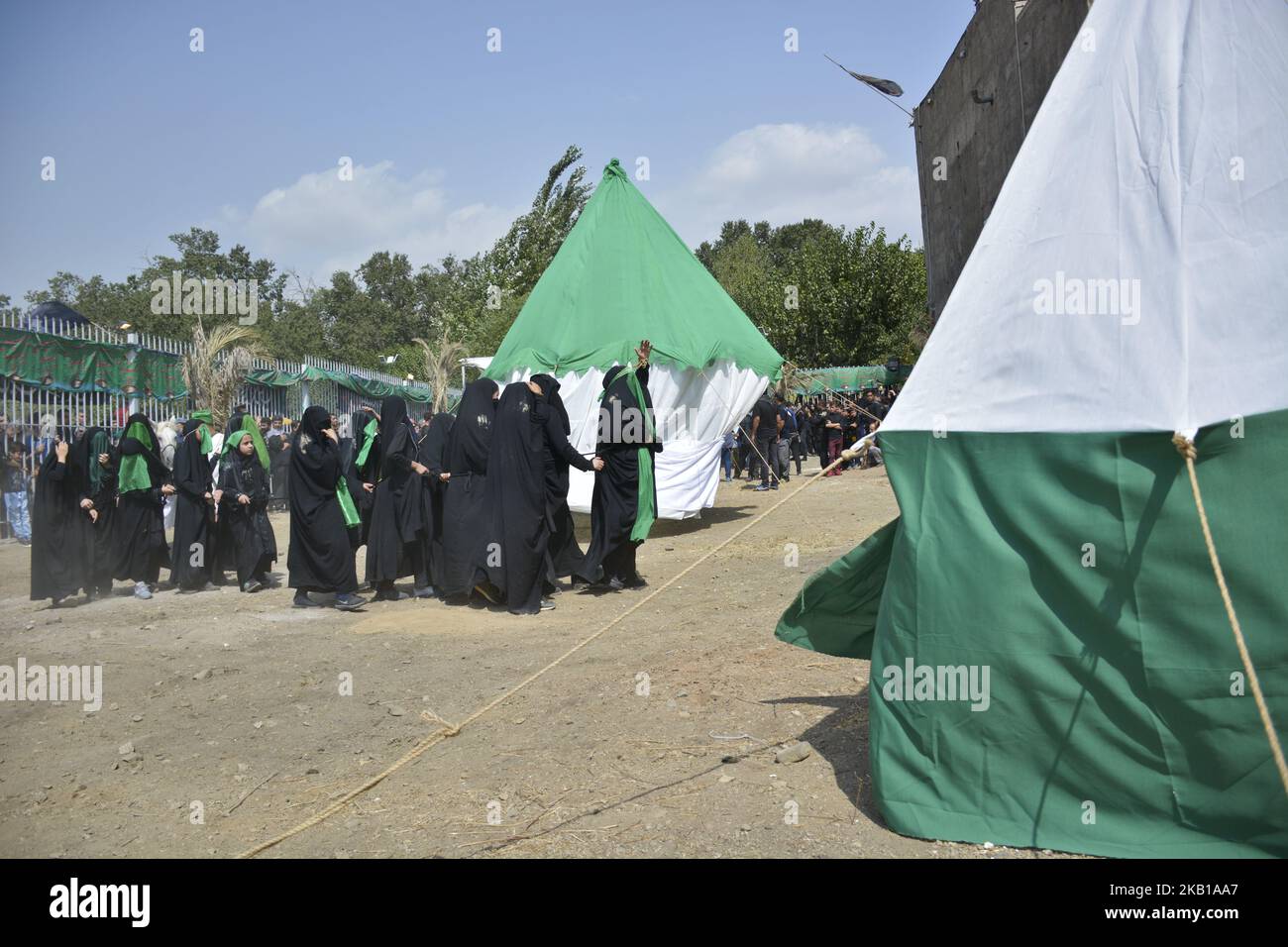 Iranische Schiiten in Kostümen stellen Ereignisse von Ashoura in ...