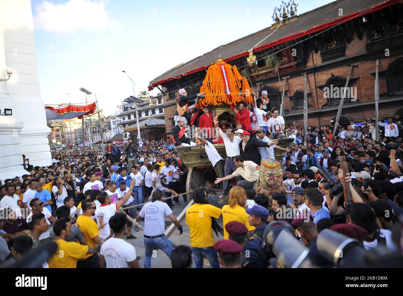 Anhänger ziehen den Wagen der lebenden Göttin KUMARI während des Indra ...