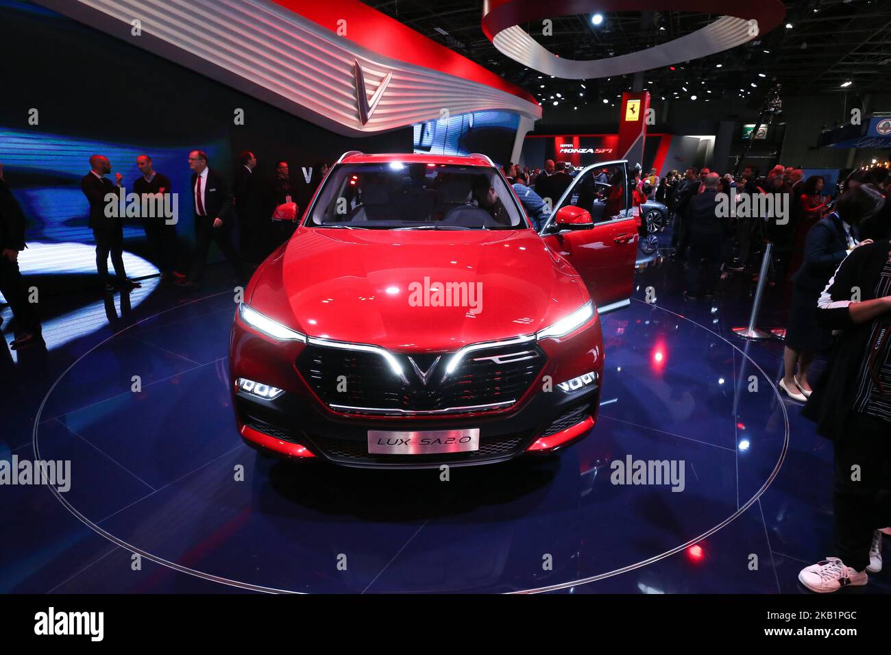Der Modellwagen VinFast Lux SA 2,0 wird am ersten Pressetag des Pariser ...