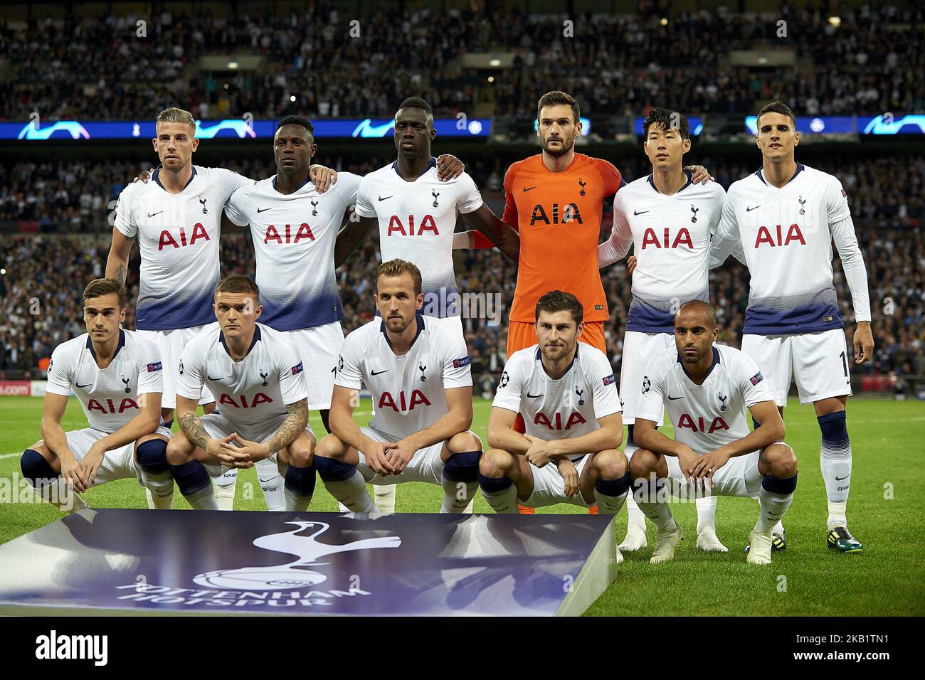 Besetzung von Tottenham (L-R) Toby Alderweireld, Davinson Sanchez ...