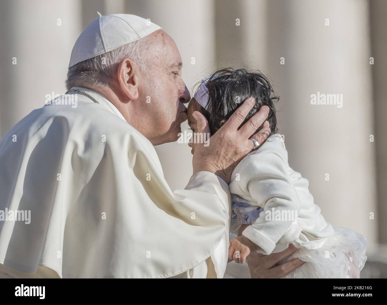 Papst Franziskus küsst ein Kind, als er anlässlich seiner wöchentlichen ...