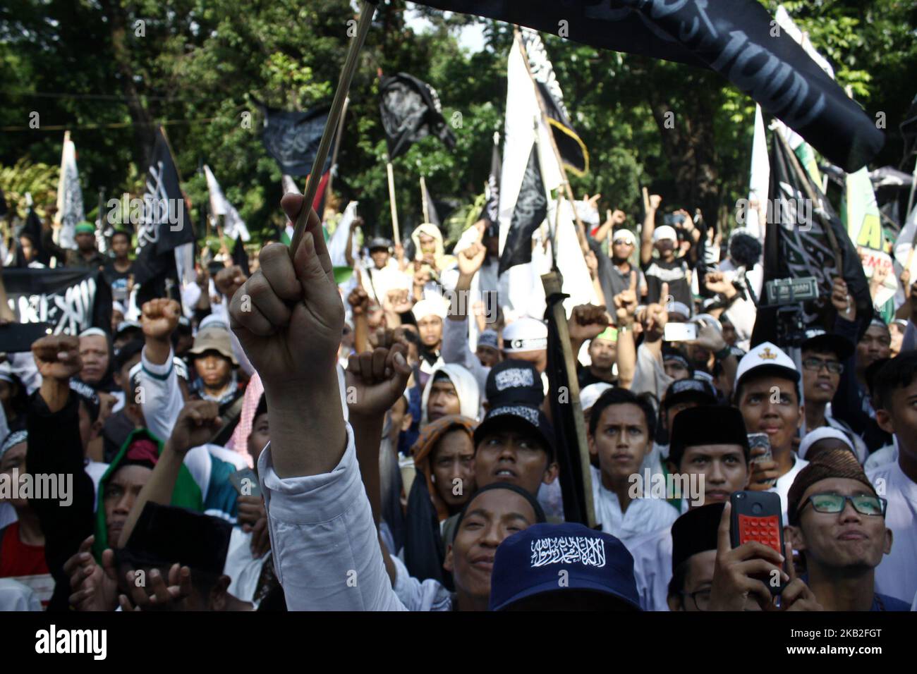 Indonesische Muslime mit Tawheed-Fahnen und anderen Attributen ...