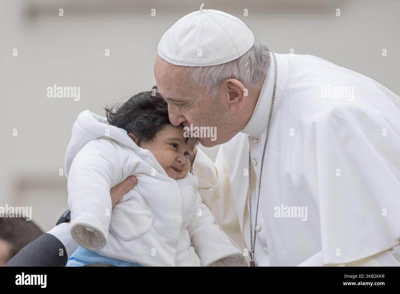 Papst Franziskus küsst ein Kind, als er am Mittwoch, den 31. Oktober ...