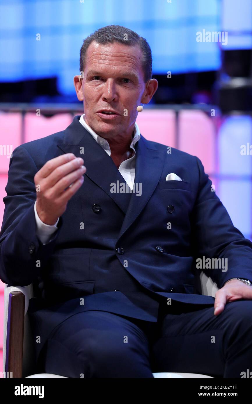 Tommy Hilfiger Global und Daniel Grieder CEO von PVH Europe sprechen wahrend des Web Summit 2018 am 8. November 2018 in Lissabon Portugal. Foto von Pedro FiA za NurPhoto Stockfotografie Alamy