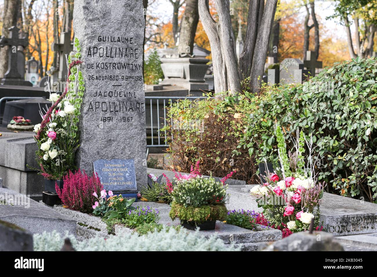 Blumen werden am Grab des französischen Dichters Guillaume Apollinaire ...