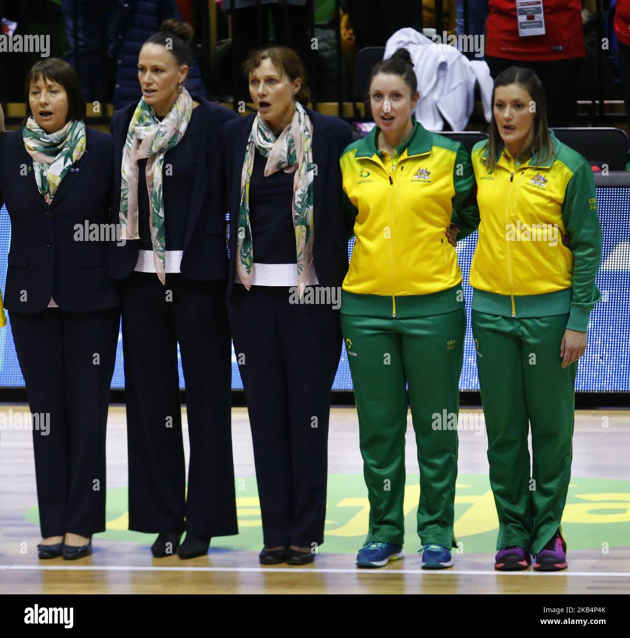 L-R , Lisa Alexander-Trainerin und Megan Anderson-Trainerin, Julie ...