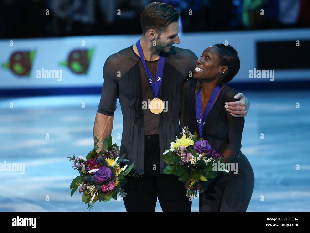 Die Sieger Vanessa James und Morgan Cipres aus Frankreich feiern mit ...