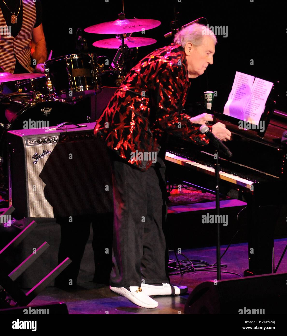 Rock and Roll-Pionier Jerry Lee Lewis tritt am Ende seiner Performance ...