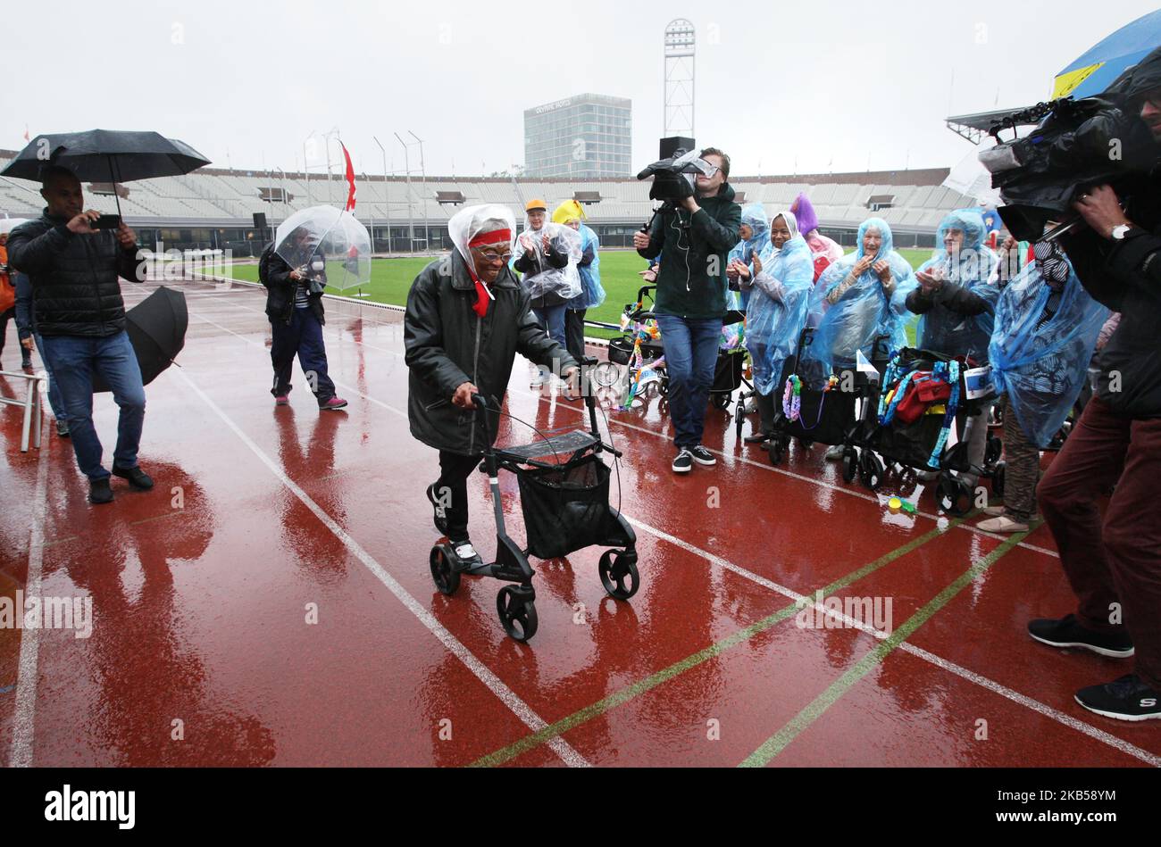 Ein Rentner mit 100 Jahren nimmt am jährlichen Roller Walker Race im Olympiastadion am 4 ...