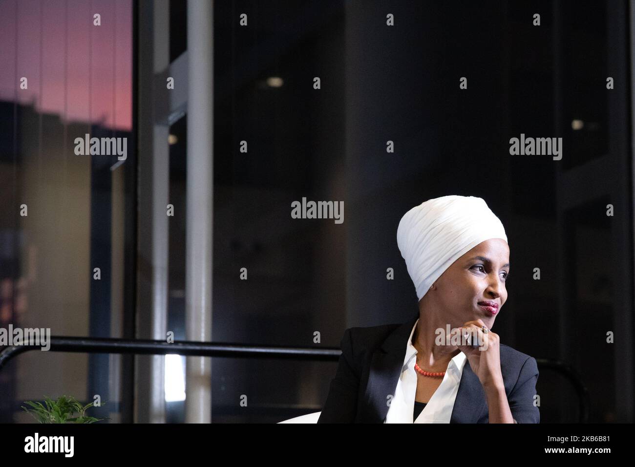 Das US-Repräsentantenhaus Ilhan Omar hört während des NAACP-Rathauses ...
