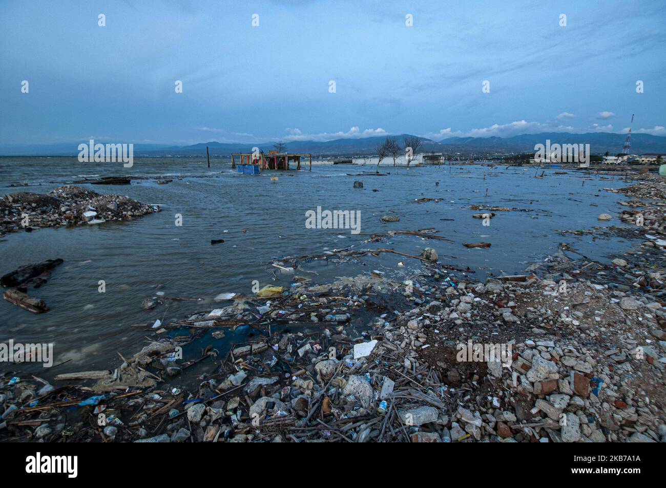 Der Zustand der Küste der Palu Bay ein Jahr nach dem Tsunami in Kampung ...