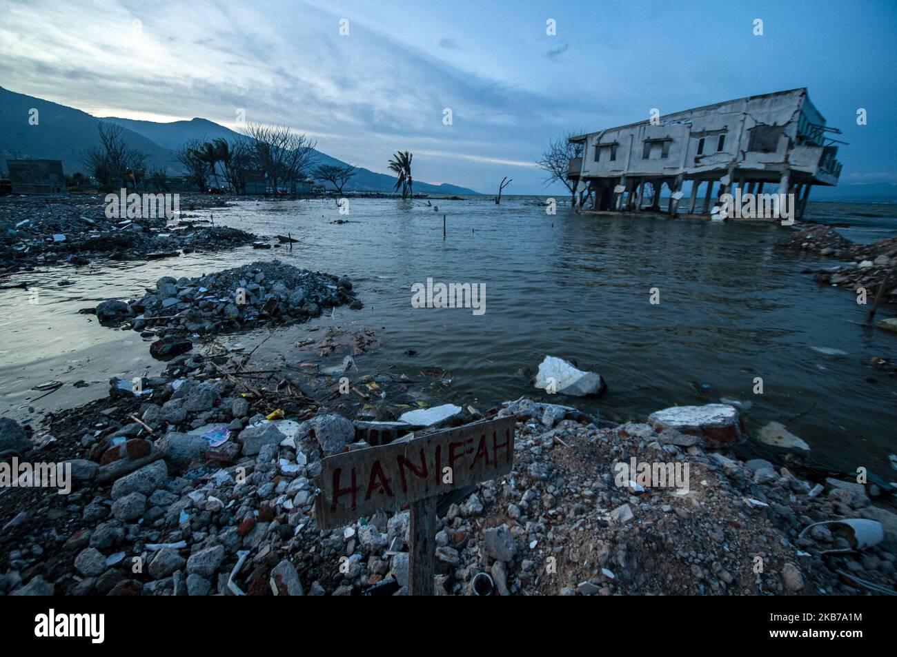 Der Zustand der Küste der Palu Bay ein Jahr nach dem Tsunami in Kampung ...