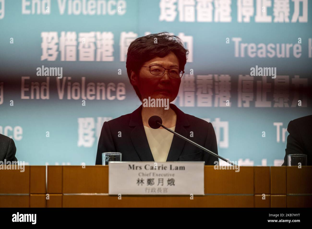 Die Hongkonger Chefin Carrie Lam wird während einer Pressekonferenz in ...