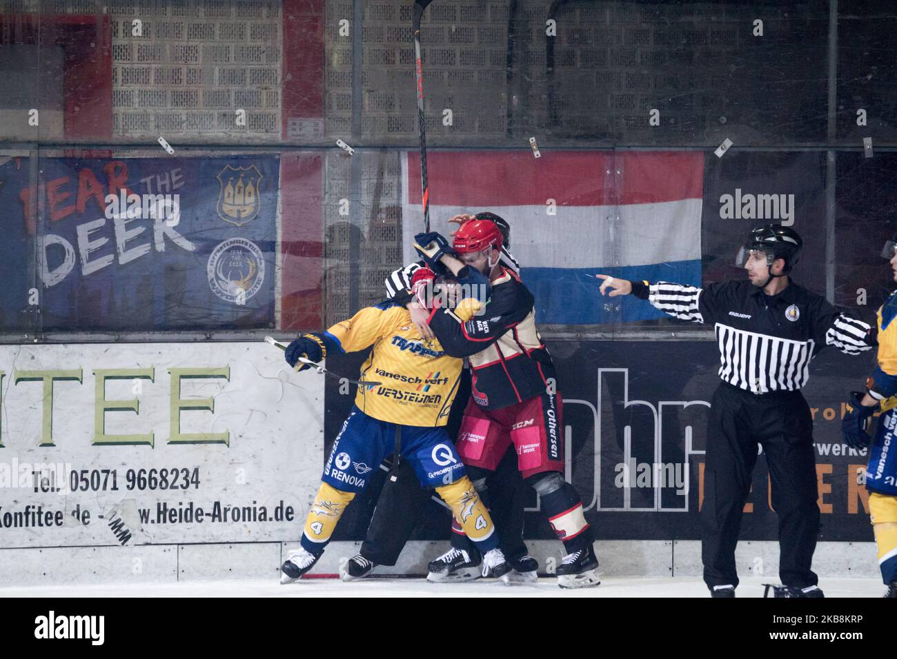 Patrik Schmid von den Hannover Scorpions und Ryan Collier von den ...