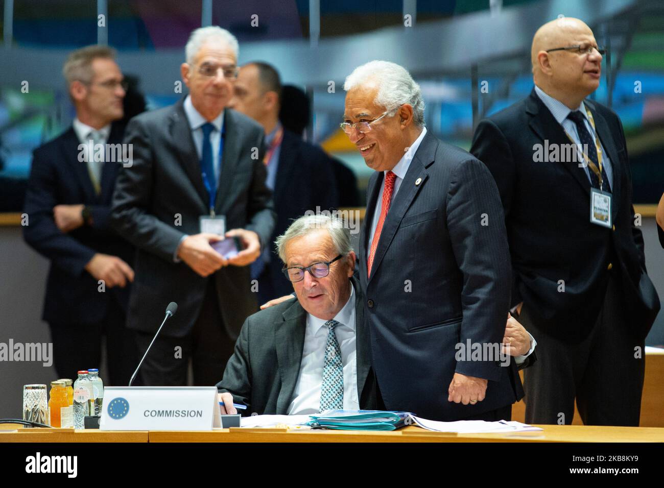 Jean-Claude Juncker, Präsident der Europäischen Kommission, begrüßt und ...