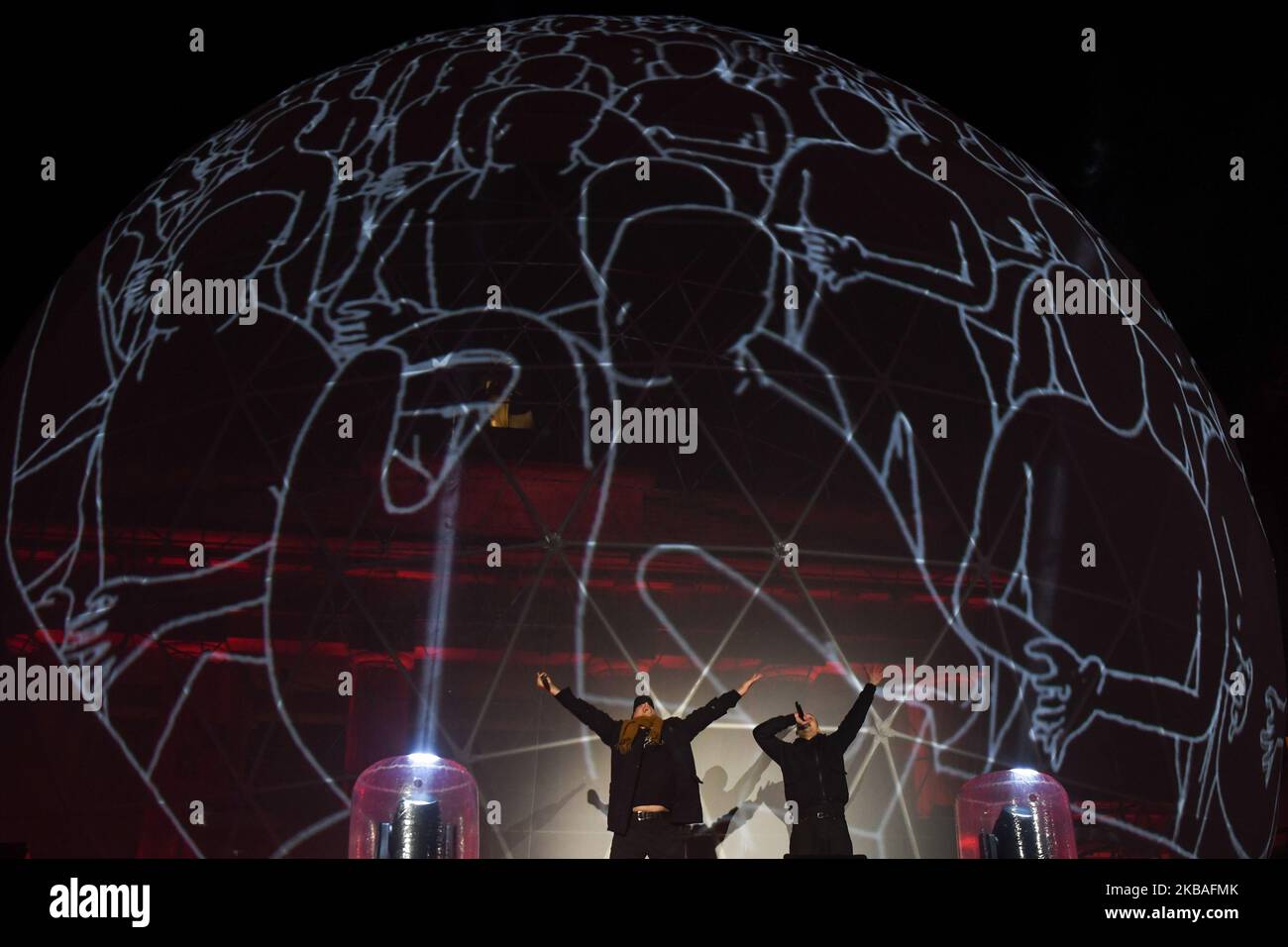 Das deutsche Rap-Duo Zugezogen Maskulin tritt bei der öffentlichen Show ...