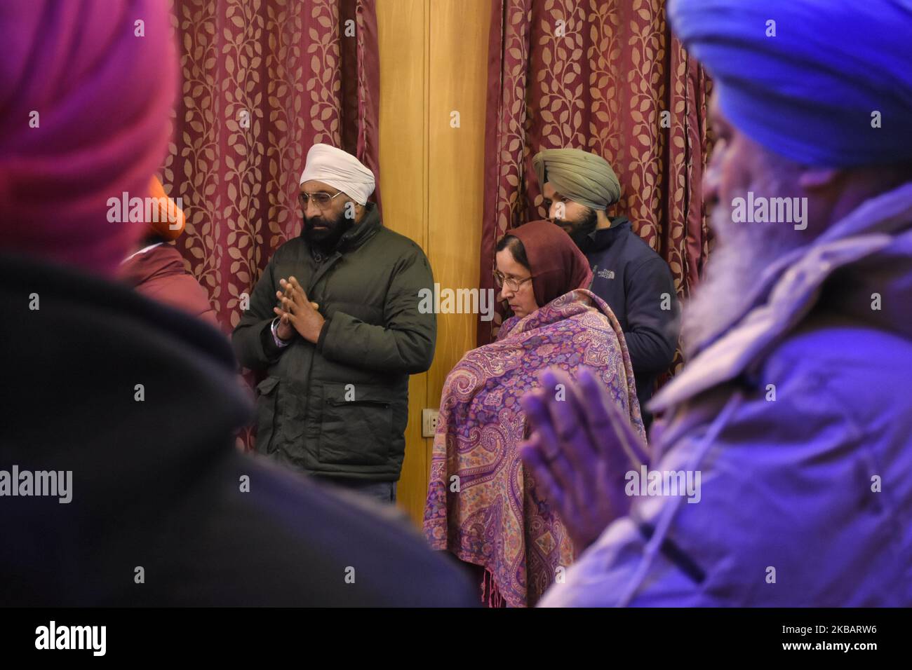 Die Anhänger von Kashmiri Sikh beten am 12. November 2019 in Gurudwara zum Jahrestag der Geburt ...