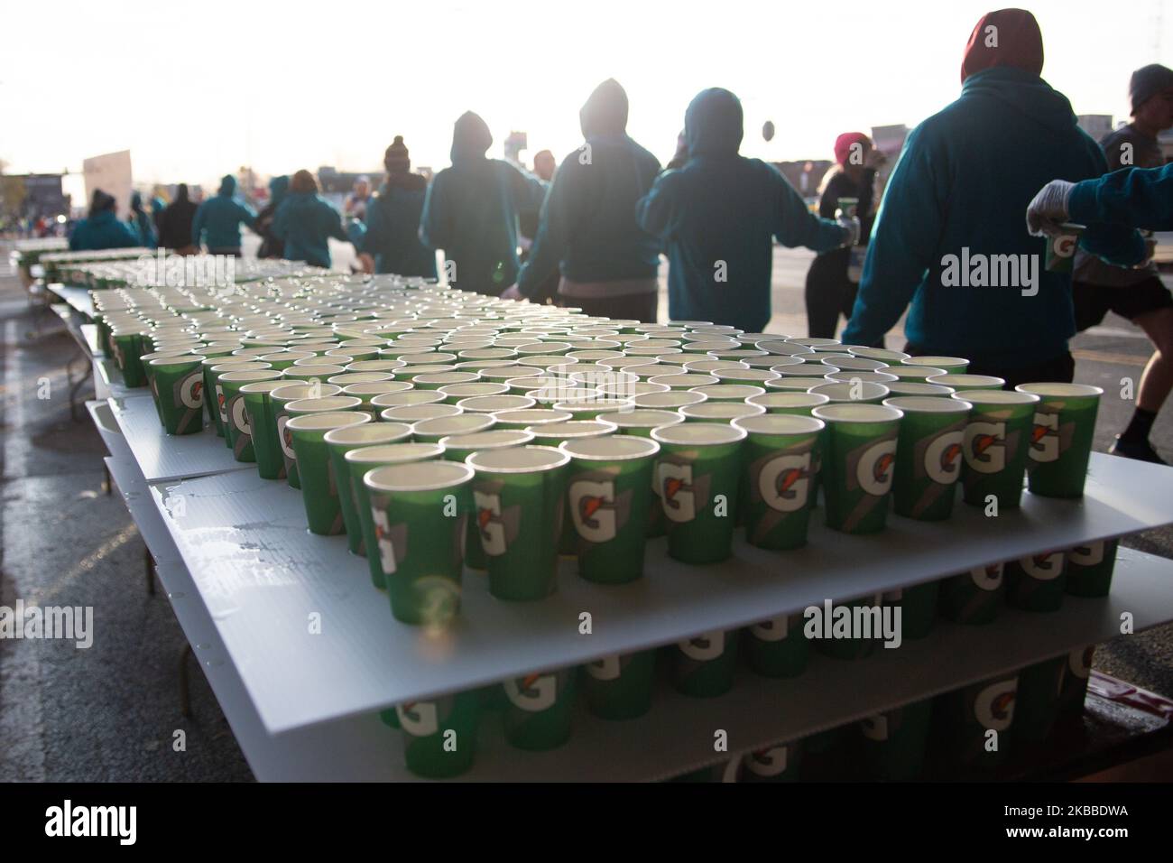 Unterstützer verteilen Wasser und ermutigen die Läufer, die am Dietz ...