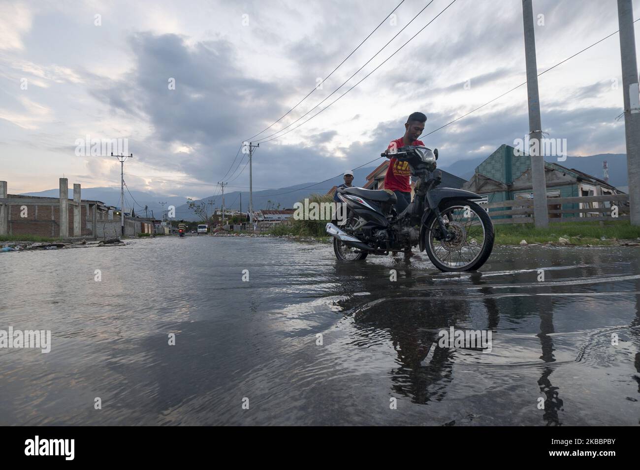 Der Fahrer schob sein Motorrad am 27. November in Kampung Lere, Palu ...