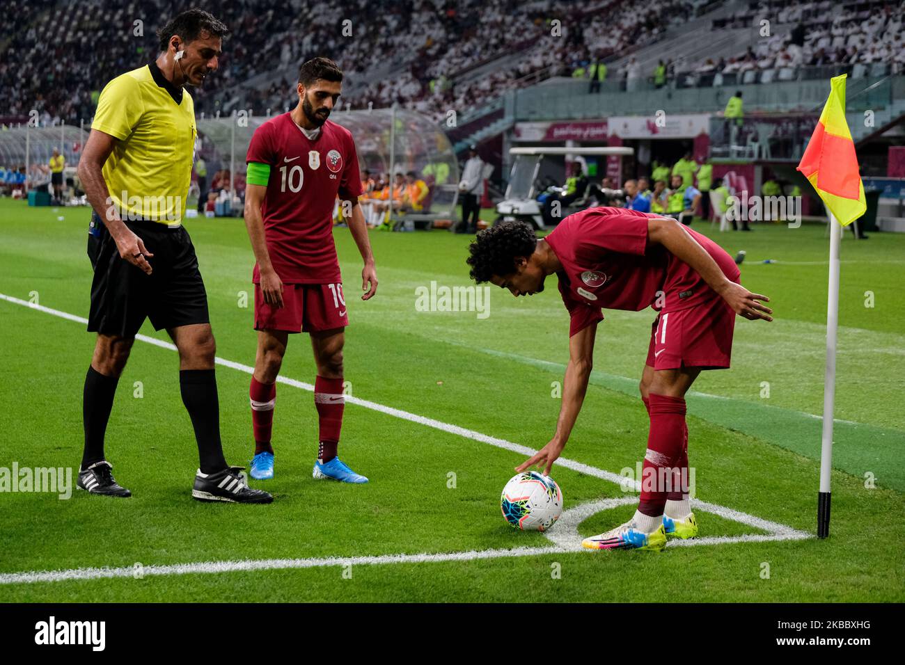 Schiedsrichter Ali Shaban sagt dem Qatar Akram Afif, dass er den Ball ...