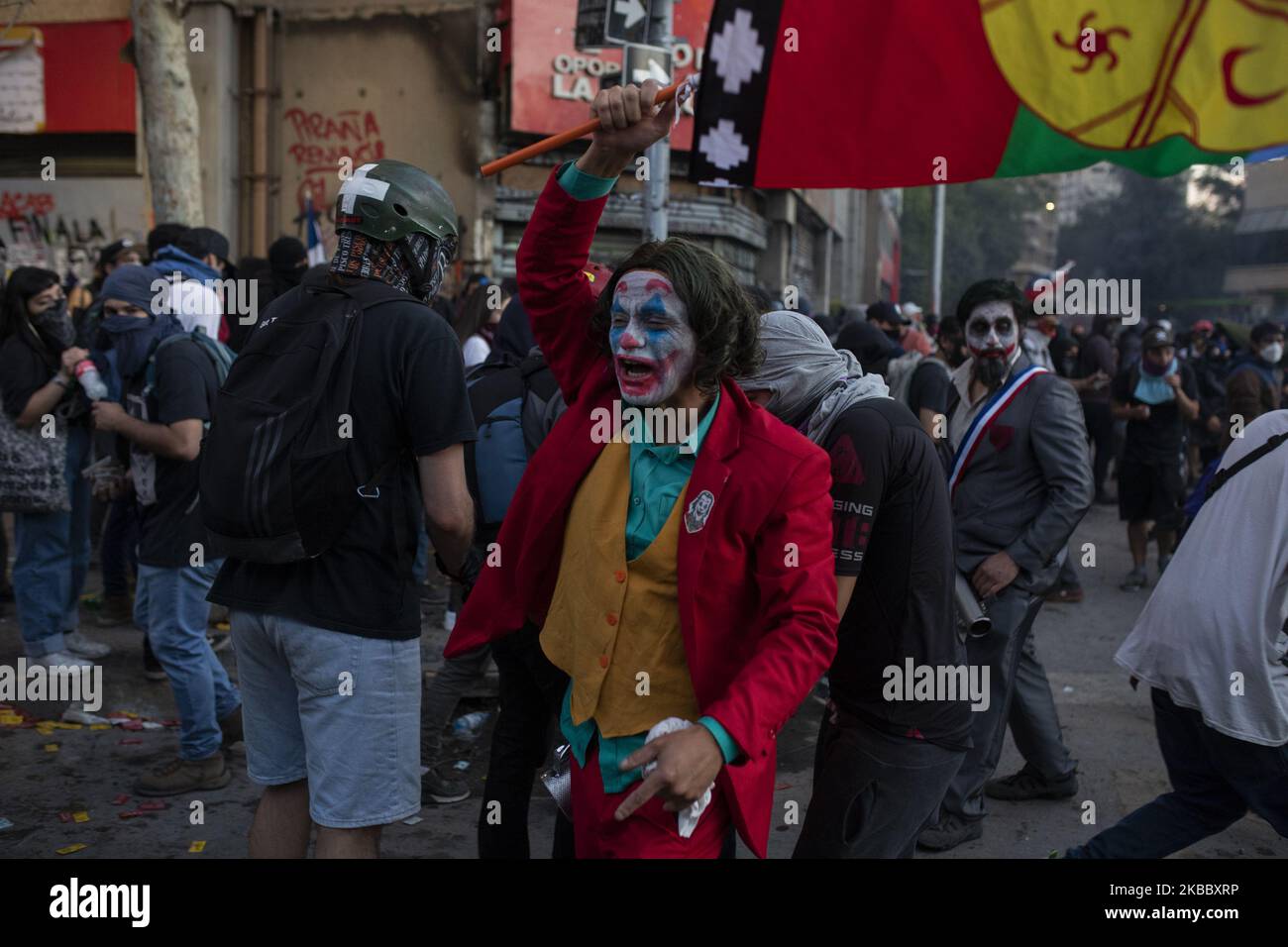 Ein mann, der als joker verkleidet ist -Fotos und -Bildmaterial in ...
