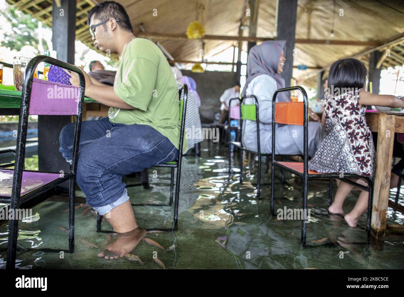 Ein Restaurant in Yogyakarta bieten Fisch, um die Füße der Besucher ...
