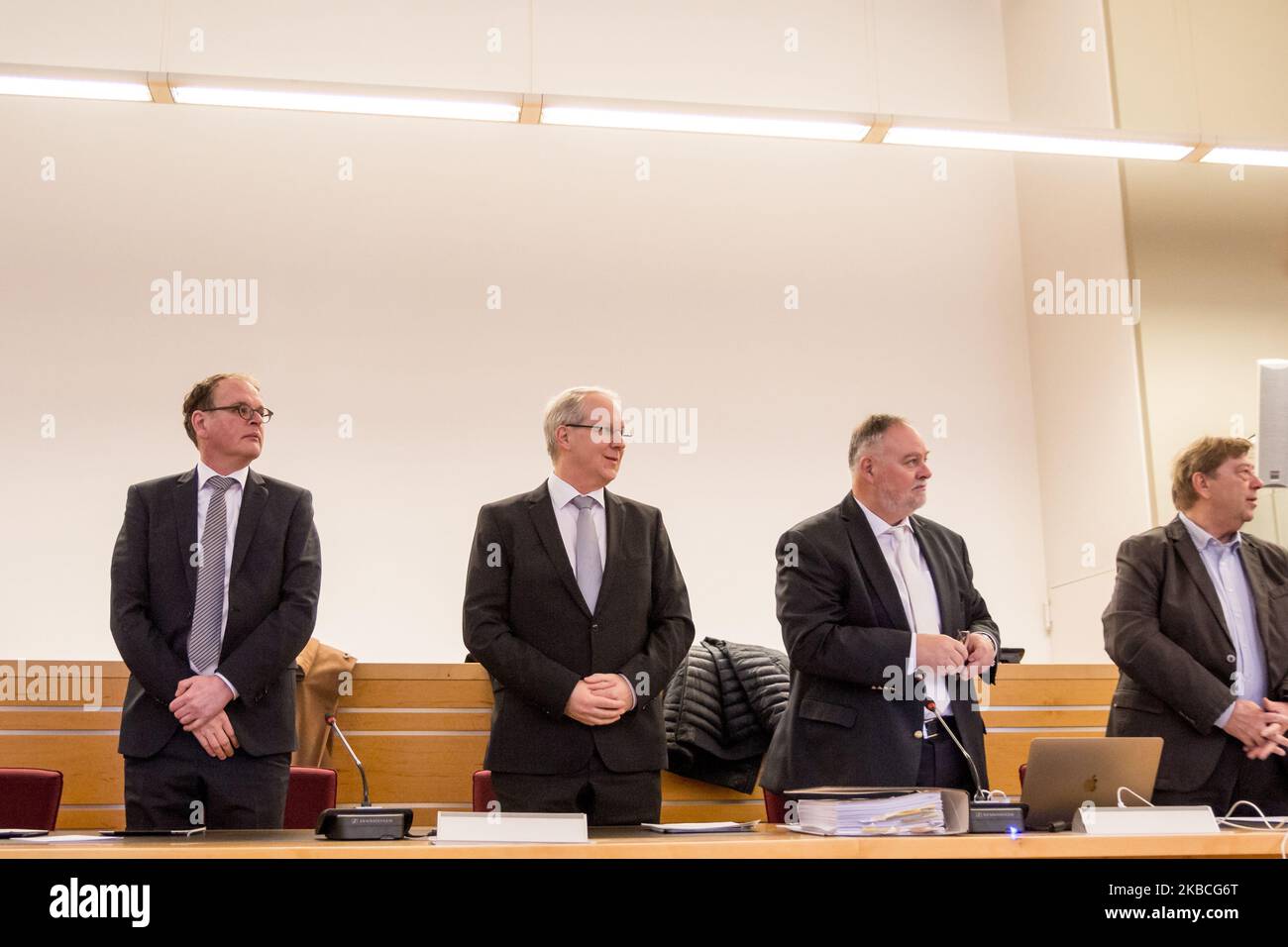 Die Angeklagten und der Anwalt von Schostok vor Beginn des Prozesses in ...