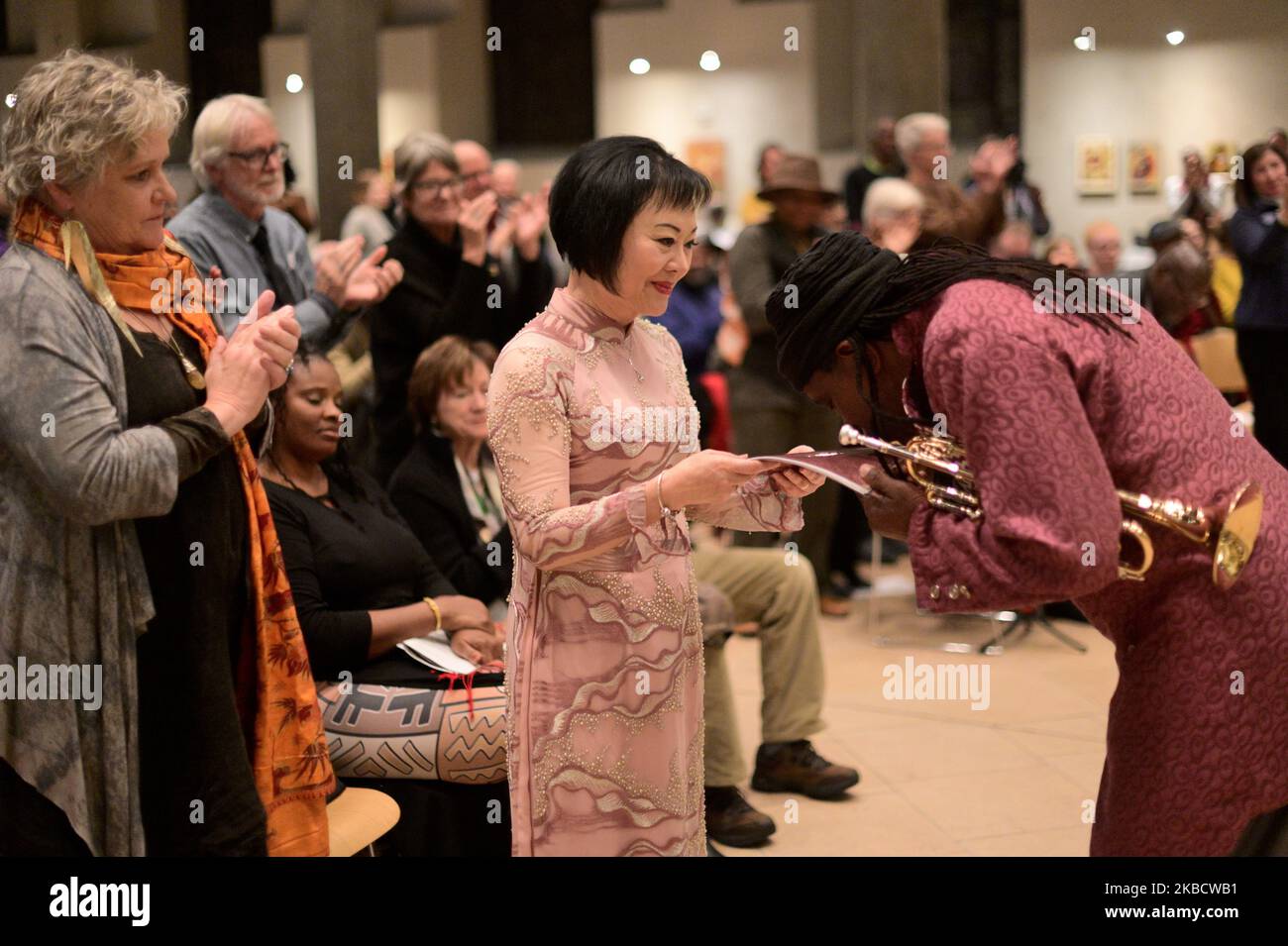 Dr. Kim PHC wird von Hannibal Lokumbe geehrt, nachdem der Komponist am ...