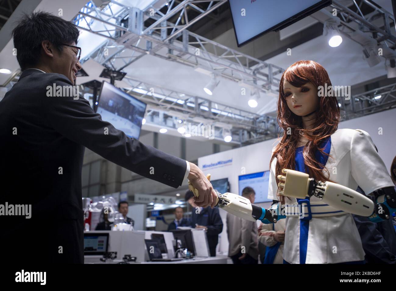 Der humanoide Roboter wird bei einem Besucher während der ...