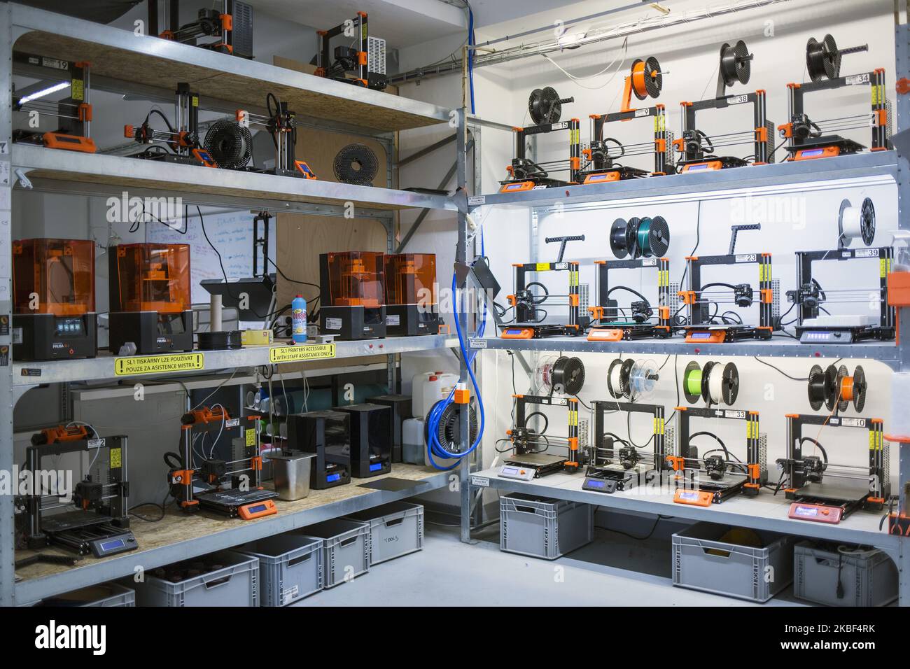am 22. Januar 2020 druckten 3D Drucker im Prusa Lab in Prag, Tschechien, verschiedene 3D ...