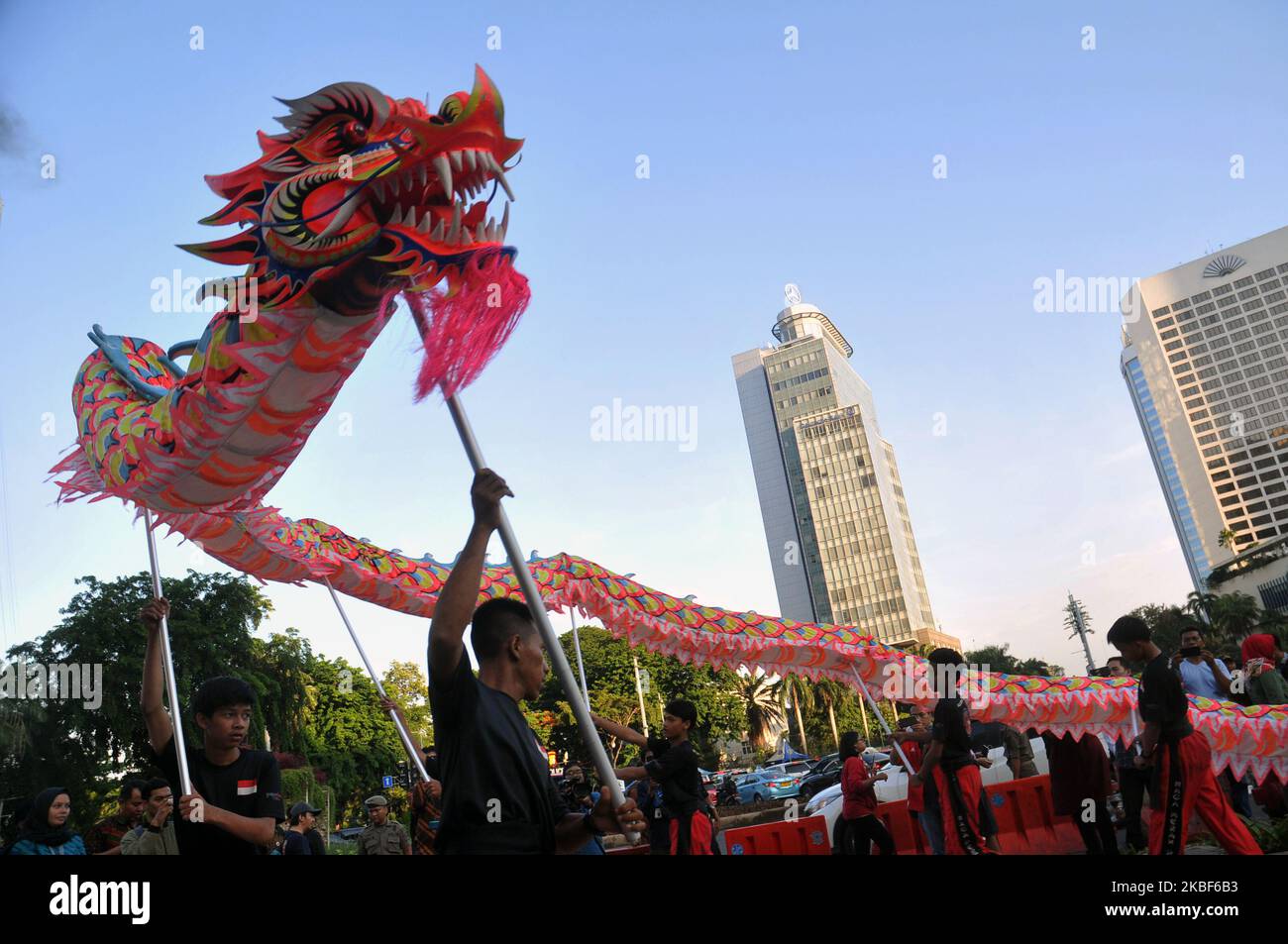 Die Liong-Performance unterhält am 23. Januar 2020 Bewohner der Region ...
