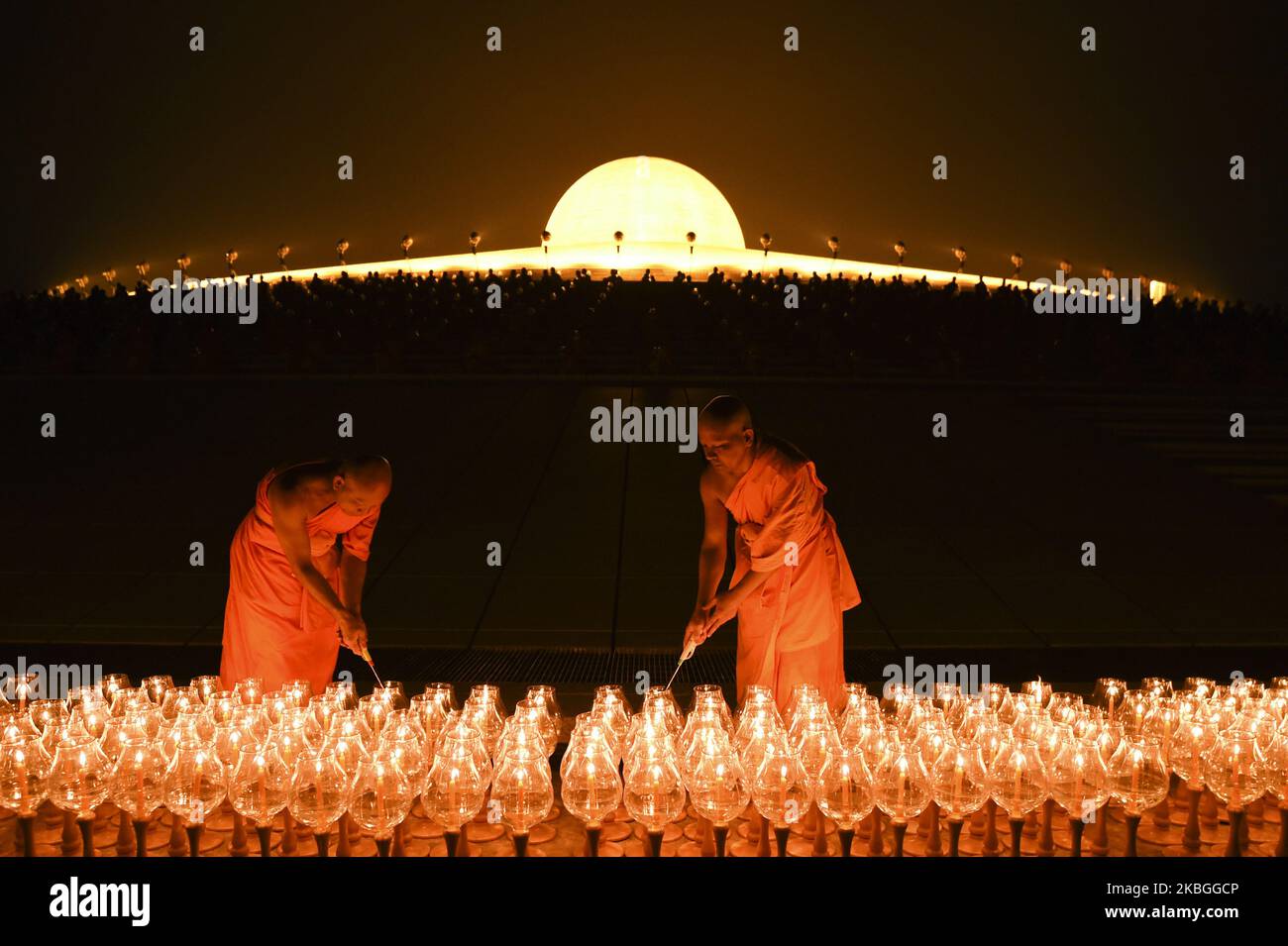 Thailändische buddhistische Mönche zünden Laternen des Makha Bucha ...