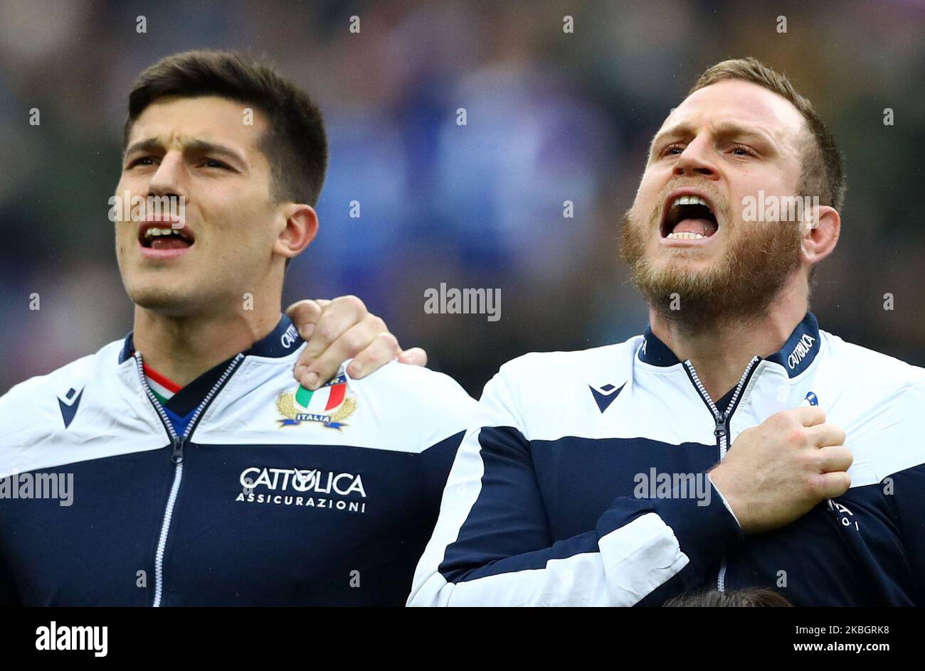 Luca Bigi und Tommaso Allan aus Italien singen die Nationalhymne ...