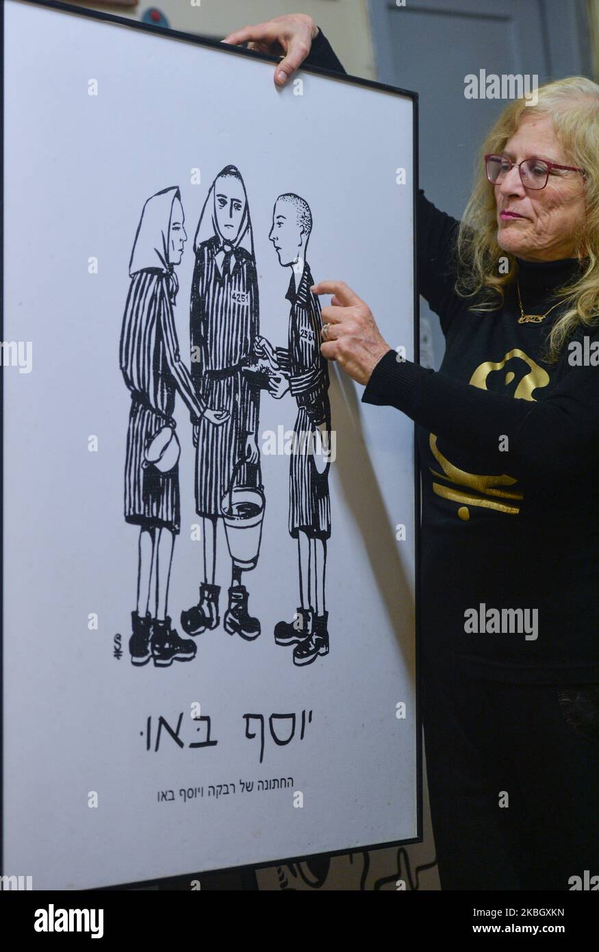 Hadasa Bau zeigt ihren Vater im Joseph-Bau-Museum in Tel Aviv das ...